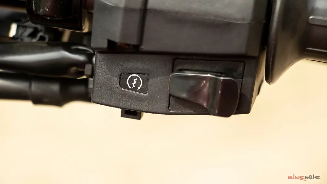 Bajaj Pulsar P150 Turn Indicators Switch Image – BikeWale