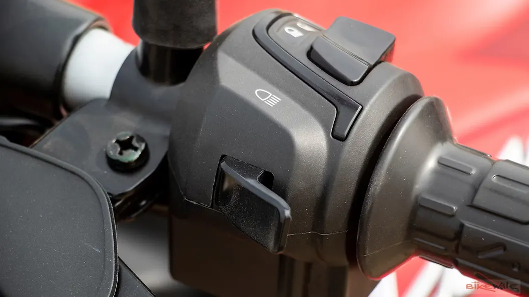 Bajaj Pulsar P150 Turn Indicators Switch Image – BikeWale