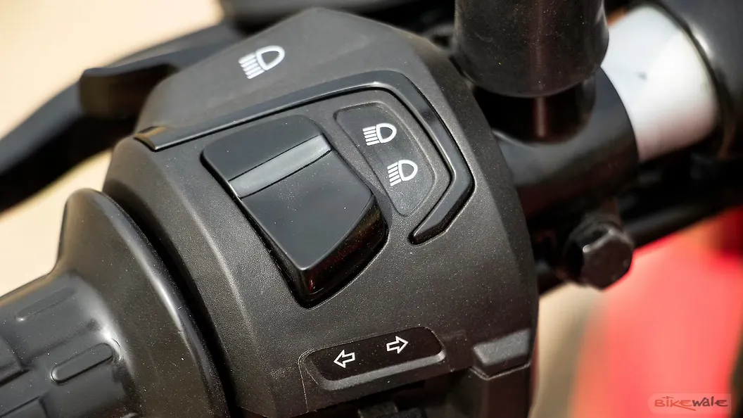 Bajaj Pulsar P150 Turn Indicators Switch Image – BikeWale