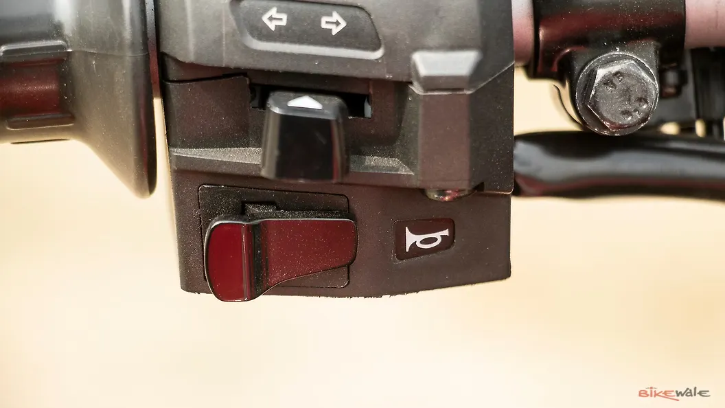 Bajaj Pulsar P150 Turn Indicators Switch Image – BikeWale