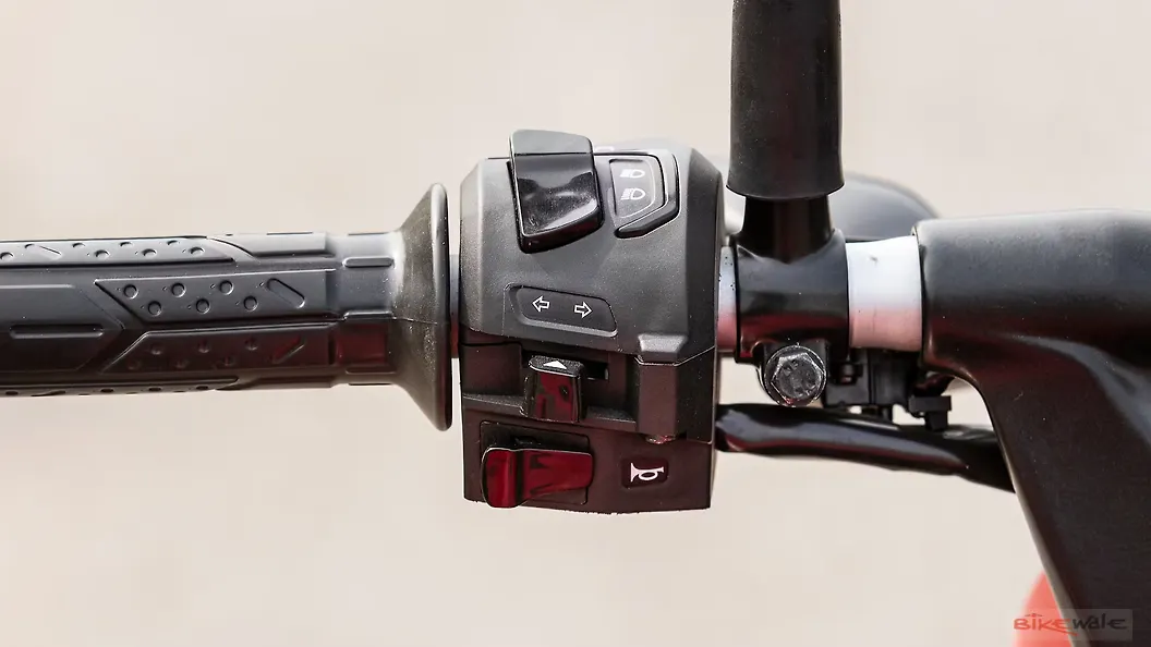Bajaj Pulsar P150 Turn Indicators Switch Image – BikeWale