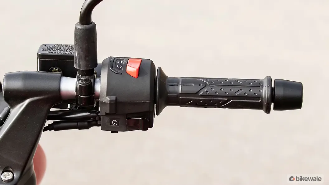 Bajaj Pulsar P150 Right Side Handelbar Throttle Grip Image – BikeWale