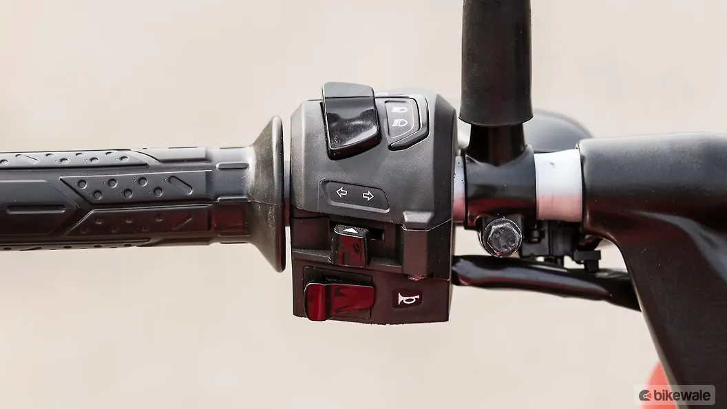 Bajaj Pulsar P150 Turn Indicators Switch Image – BikeWale