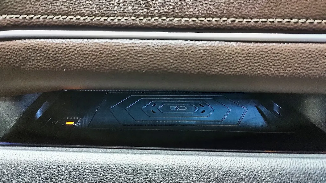 Innova Hycross Dashboard Image, Innova Hycross Photos in India - CarWale