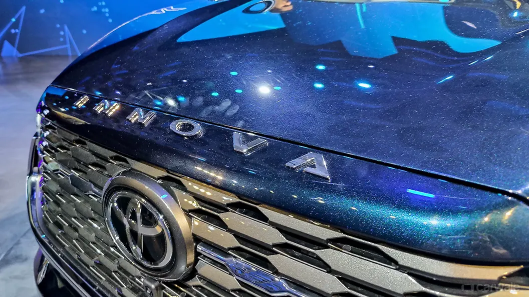 Innova Hycross Front Badge Image, Innova Hycross Photos in India - CarWale
