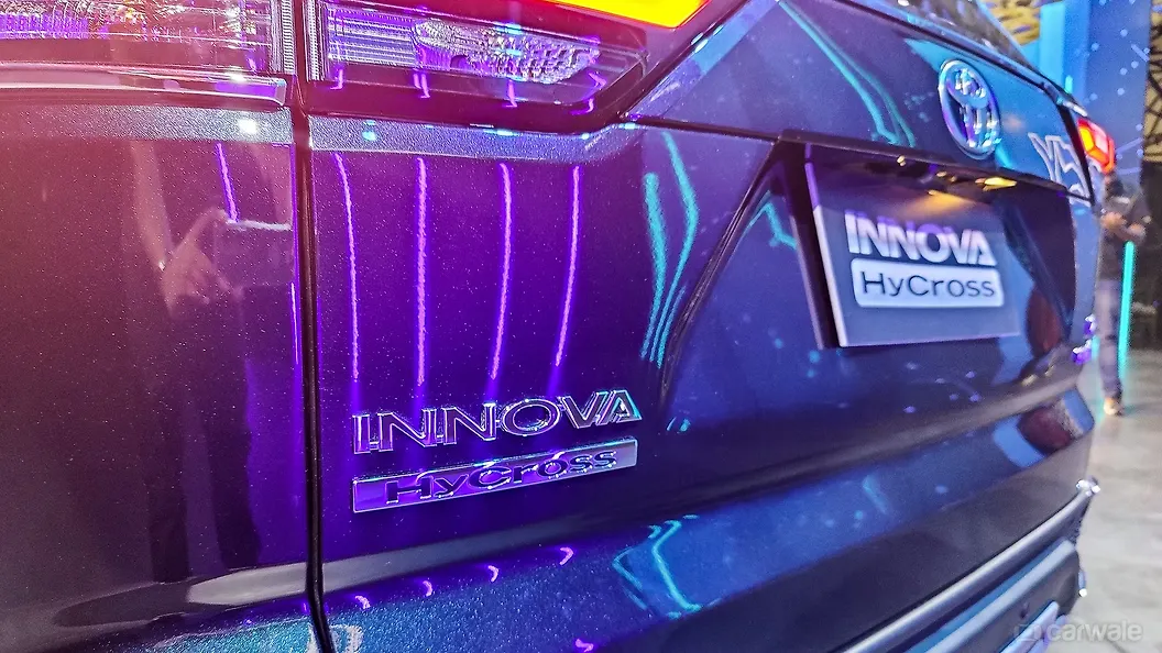 Innova Hycross Front Badge Image, Innova Hycross Photos in India - CarWale