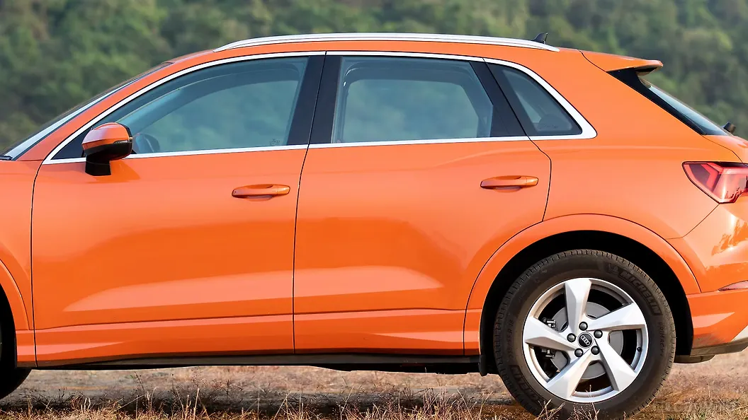 Q3 Left Side View Image, Q3 Photos in India - CarWale