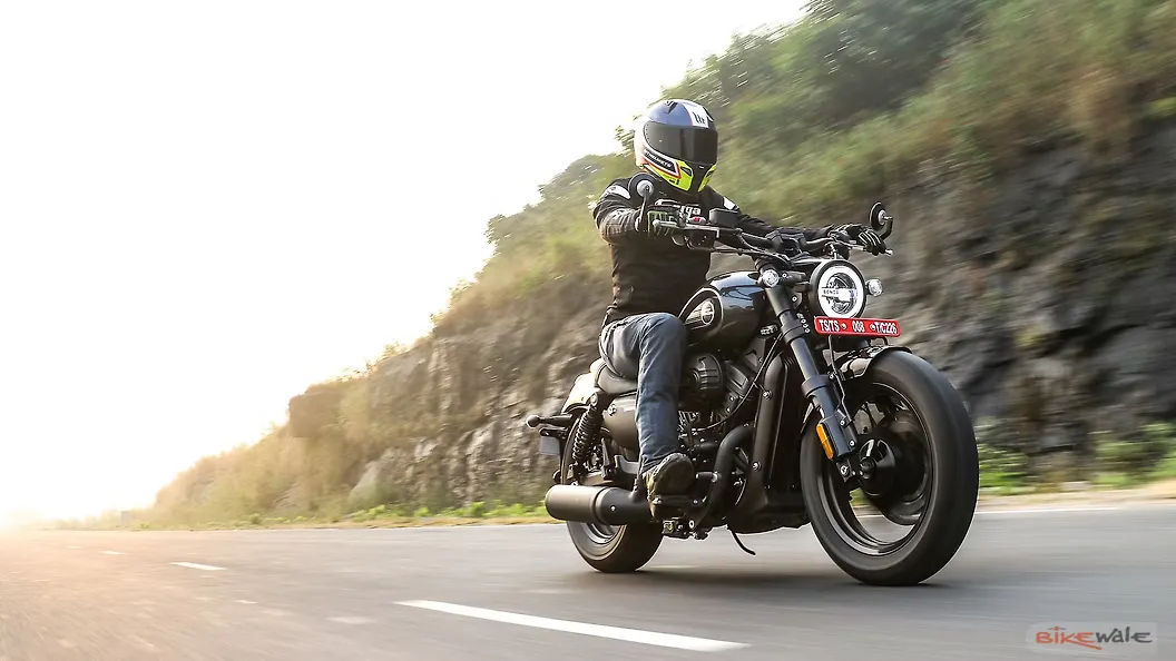 Keeway V302C Right Front Three Quarter Image – BikeWale