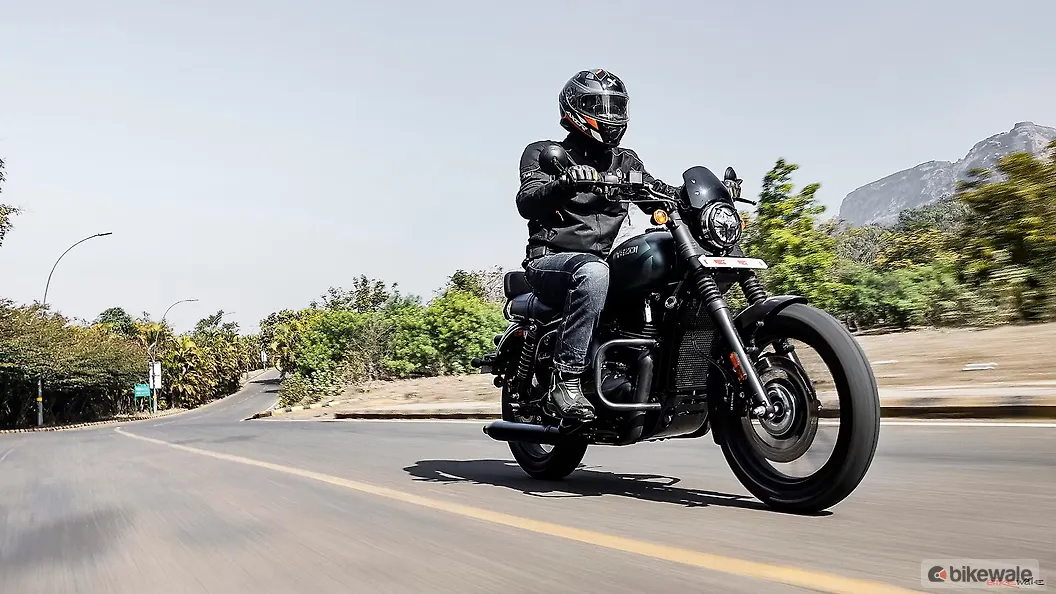 Yezdi Roadster [2024] Right Side View Image – BikeWale