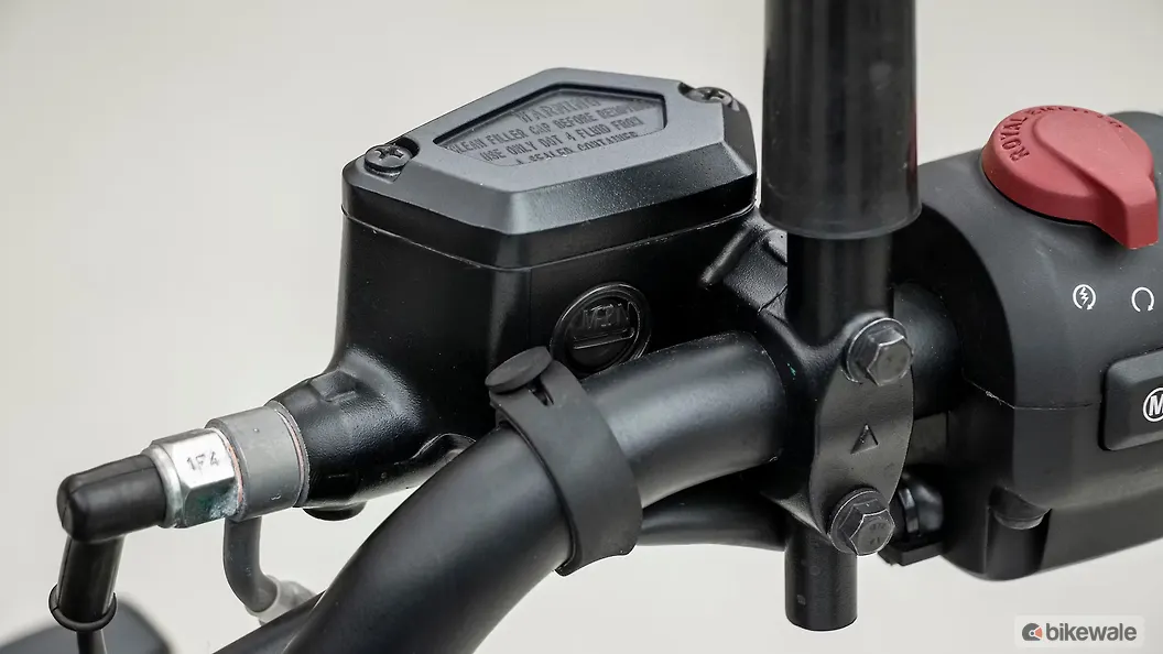 Royal Enfield Guerrilla 450 Front Brake Fluid Reservoir Image – BikeWale