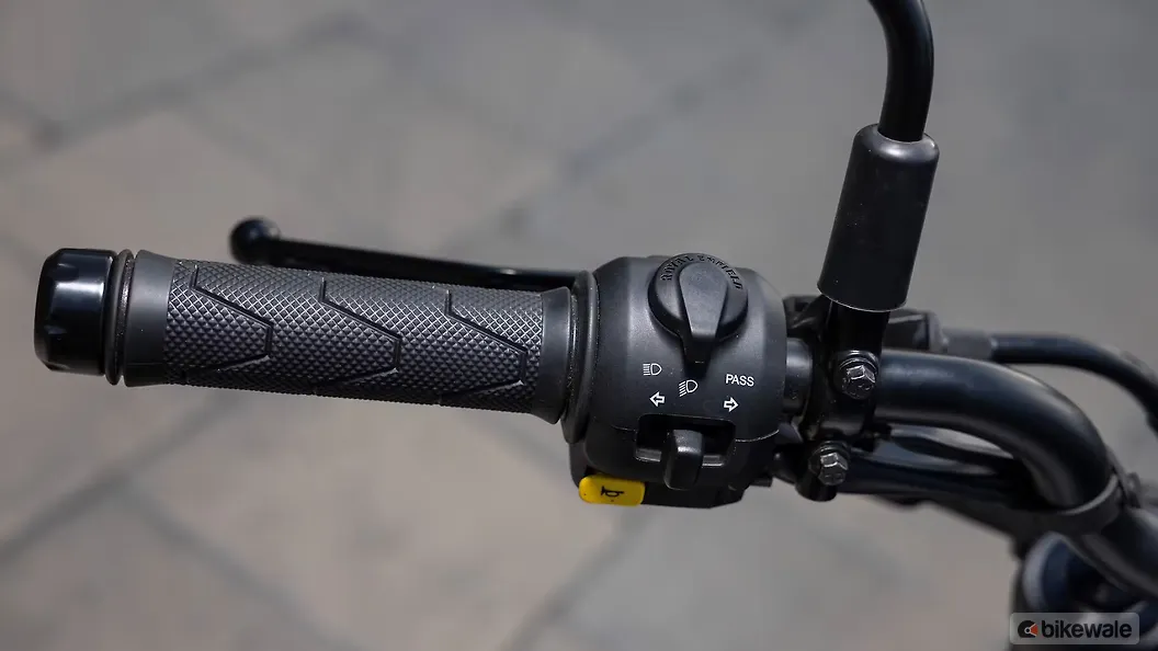 Royal Enfield Guerrilla 450 Left Side Handlebar Grip Image – BikeWale