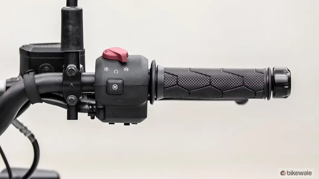 Royal Enfield Guerrilla 450 Left Side Handelbar Grip Image – BikeWale