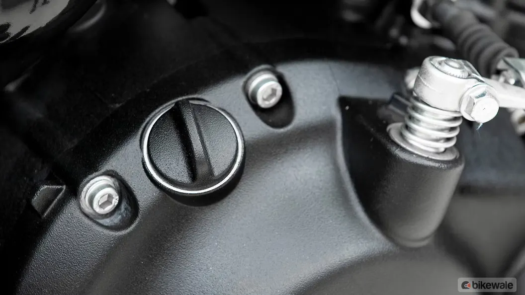 Royal Enfield Guerrilla 450 Engine Oil Level Indicator Image – BikeWale
