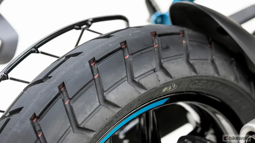 Royal Enfield Guerrilla 450 Rear Alloy Wheel Image – BikeWale