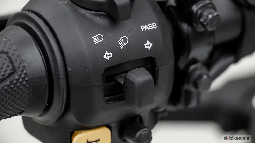 Royal Enfield Guerrilla 450 Turn Indicators Switch Image – BikeWale