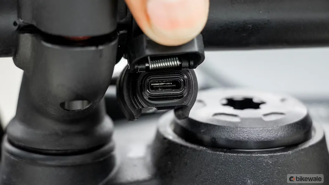 Royal Enfield Guerrilla 450 USB Charging Port Image – BikeWale