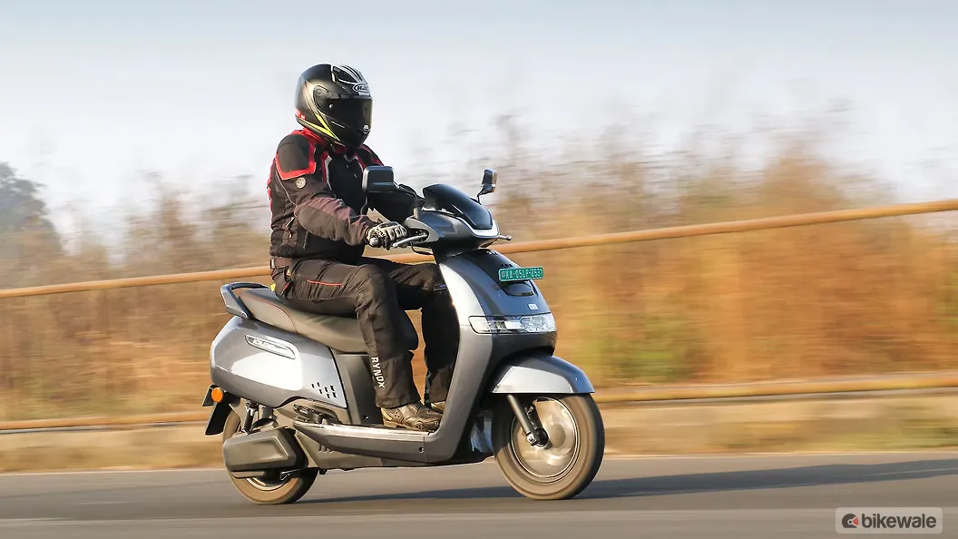 TVS iQube Right Front Three Quarter Image – BikeWale