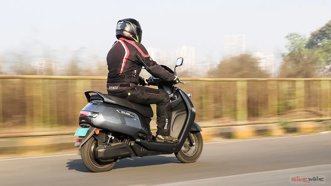 TVS iQube Right Side View Image – BikeWale