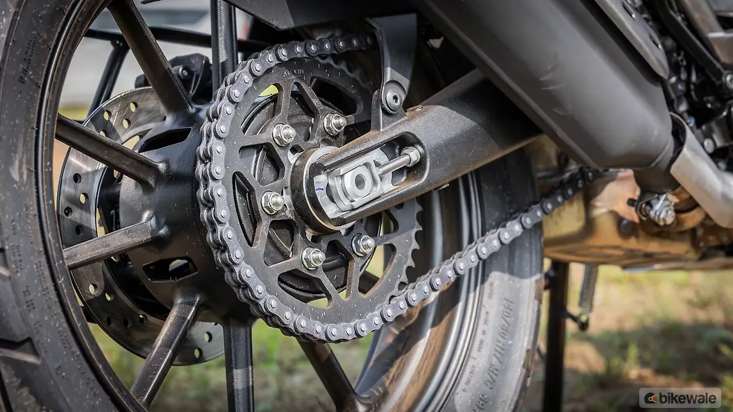 Triumph Scrambler 400 X [2025] Drive Chain and Sprocket Image – BikeWale