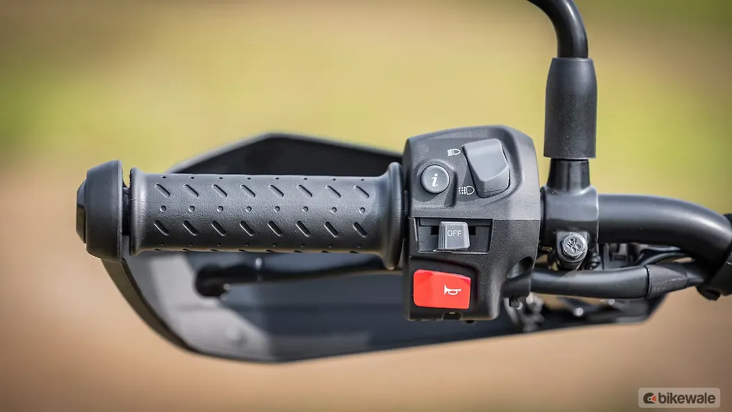 Triumph Scrambler 400 X Left Side Handlebar Grip Image – BikeWale