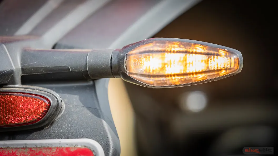 Triumph Scrambler 400 X Rear Reflex Reflector Image – BikeWale