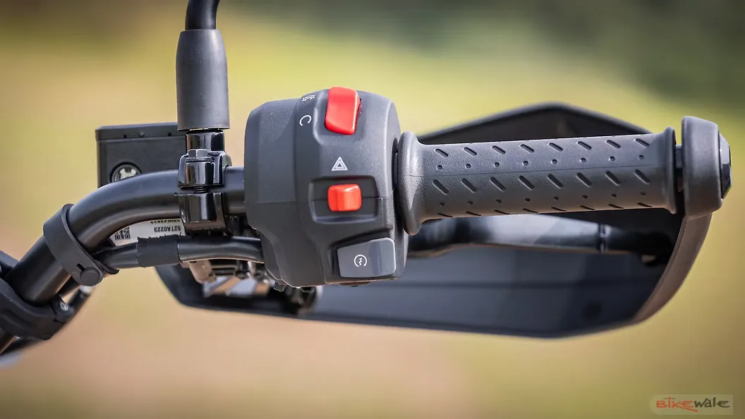 Triumph Scrambler 400 X Right Side Handelbar Throttle Grip Image – BikeWale