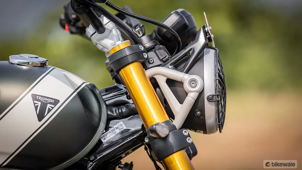 Triumph Scrambler 400 X [2025] USB Charging Port Image – BikeWale