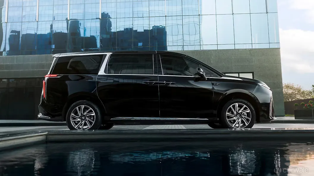 M9 Right Side View Image, M9 Photos in India - CarWale