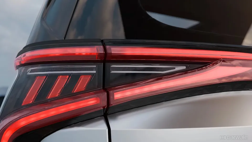 M9 Tail Light/Tail Lamp Image, M9 Photos in India - CarWale