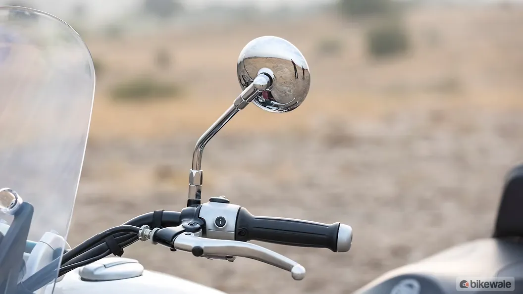 Royal Enfield Super Meteor 650 windscreen Image – BikeWale