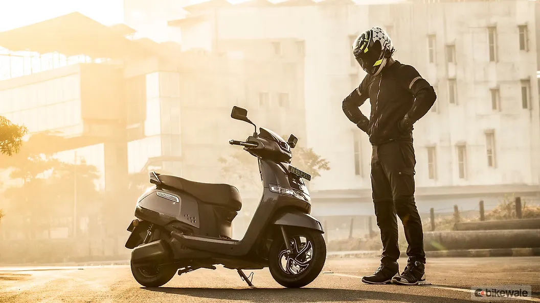 TVS iQube Right Side View Image – BikeWale