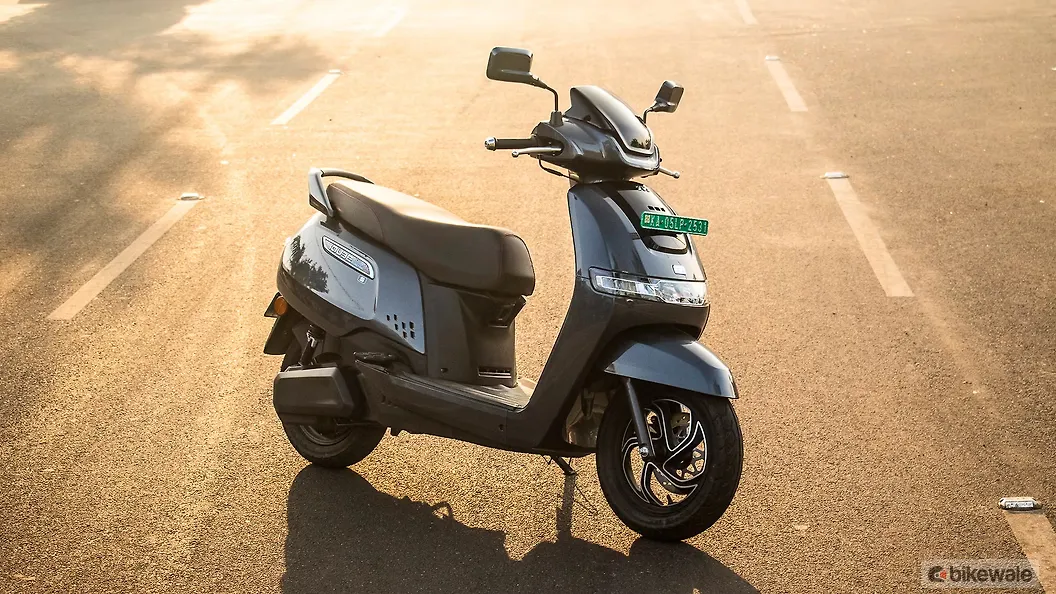 TVS iQube Right Side View Image – BikeWale