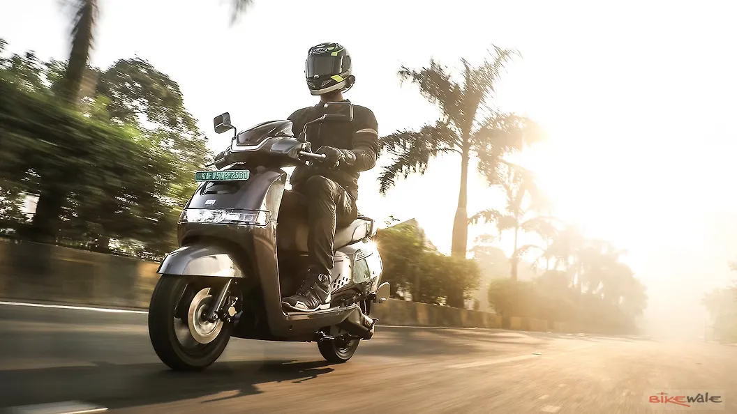TVS iQube Right Side View Image – BikeWale