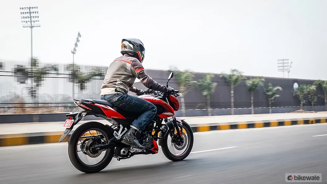 Bajaj Pulsar P150 Right Side View Image – BikeWale