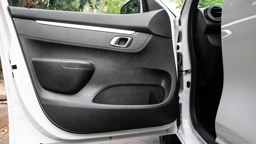 Kwid Front Left Door Pad Image, Kwid Photos in India - CarWale