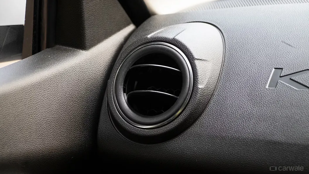 Kwid Front Passenger Air Vent Image, Kwid Photos in India - CarWale