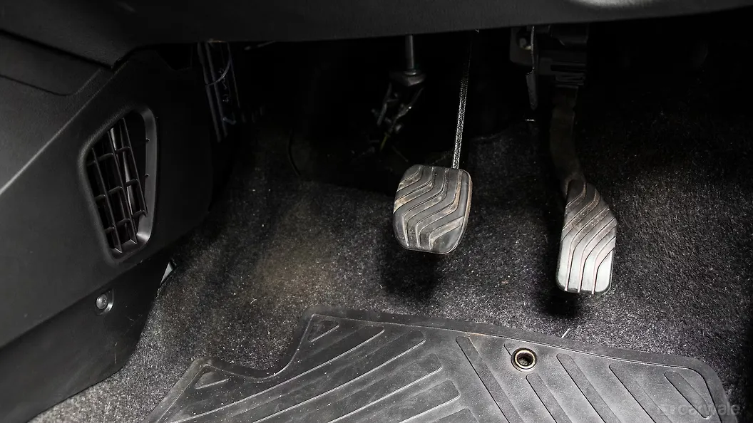 Kwid Pedals/Foot Controls Image, Kwid Photos in India - CarWale