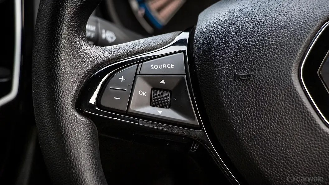Kwid Right Steering Mounted Controls Image, Kwid Photos in India - CarWale