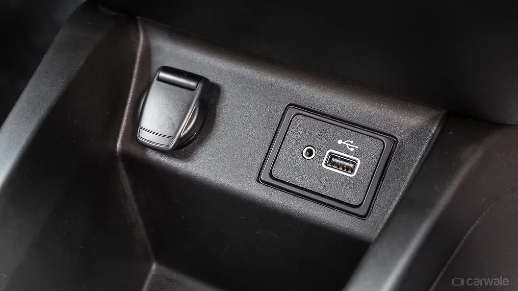 Kwid USB Port/AUX/Power Socket/Wireless Charging Image, Kwid Photos in ...