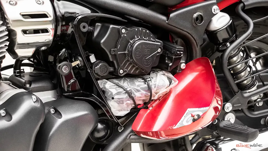 Royal Enfield Super Meteor 650 Rear Reflex Reflector Image – BikeWale