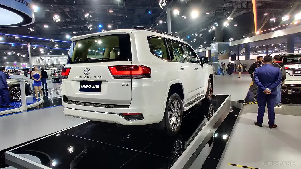 Land Cruiser Rear View Image, Land Cruiser Photos in India - CarWale