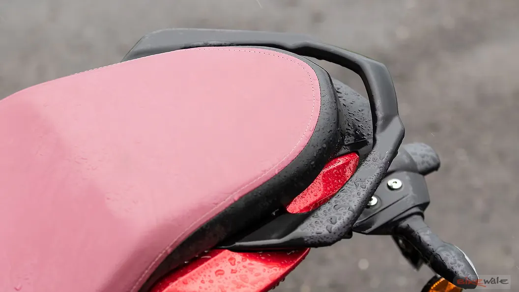 Yamaha FZS Fi V4 Pillion Seat Image – BikeWale
