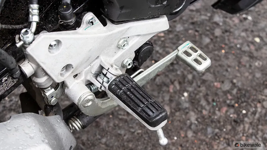 Yamaha FZS FI V4 Front Brake Lever Adjuster Image – BikeWale