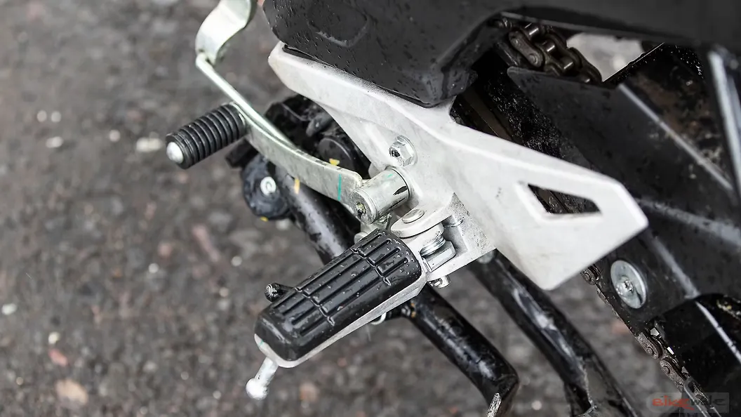 Yamaha FZS Fi V4 Rider Footpeg Image – BikeWale