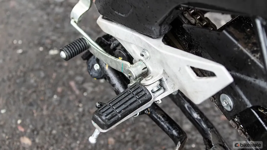 Yamaha FZS FI V4 Rider Footpeg Image – BikeWale