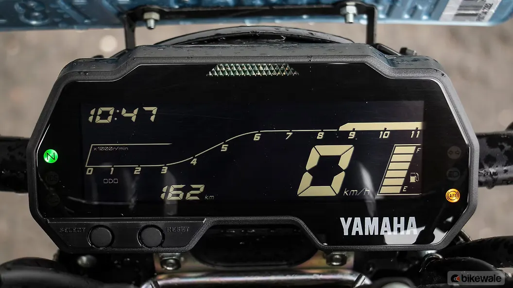 Yamaha FZS FI V4 Left Front Three Quarter Image – BikeWale