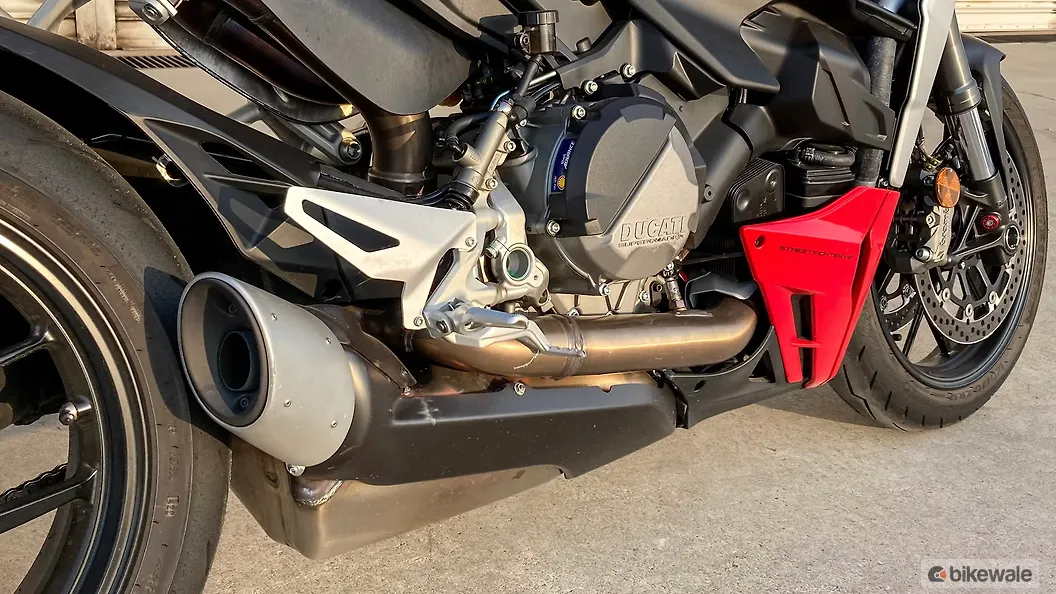 Ducati Streetfighter V2 [2024] Right Side View Image – BikeWale