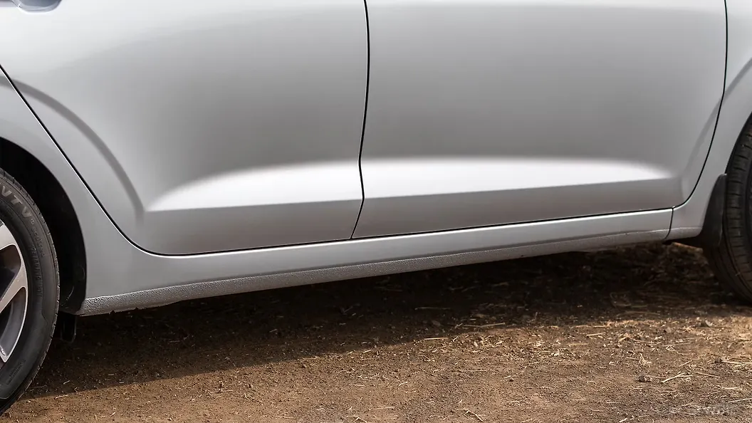 Aura Right Side View Image, Aura Photos in India - CarWale