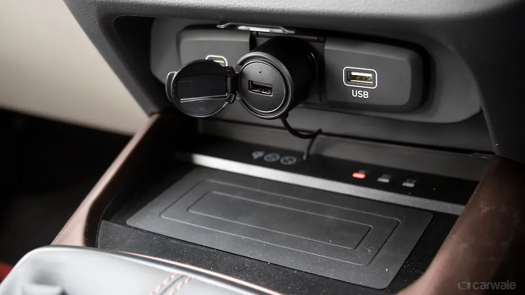 Aura USB Port/AUX/Power Socket/Wireless Charging Image, Aura Photos in ...