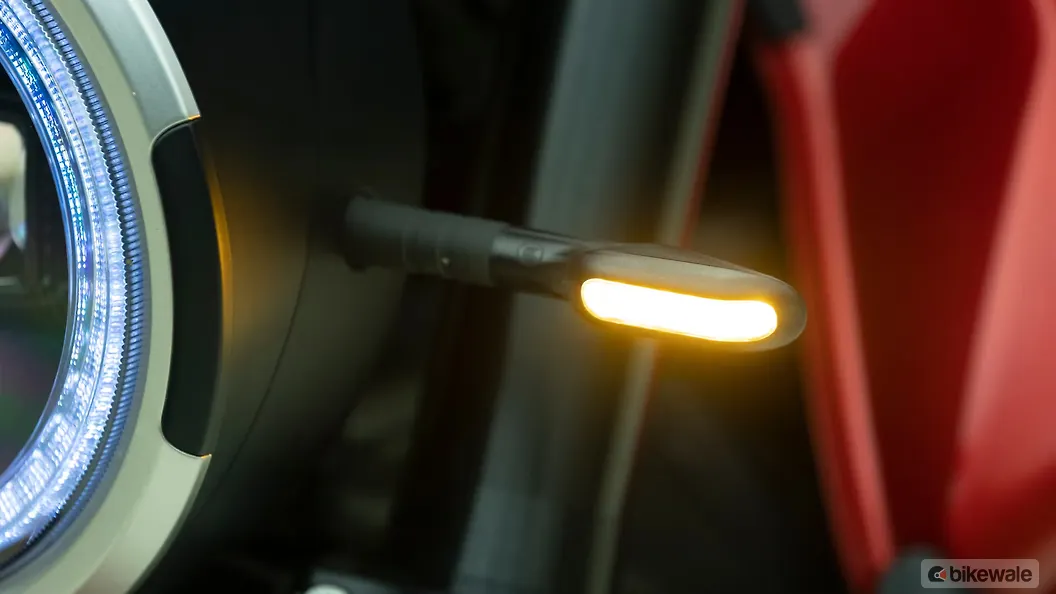Moto Morini Seiemmezzo Front Turn Indicators Image – BikeWale